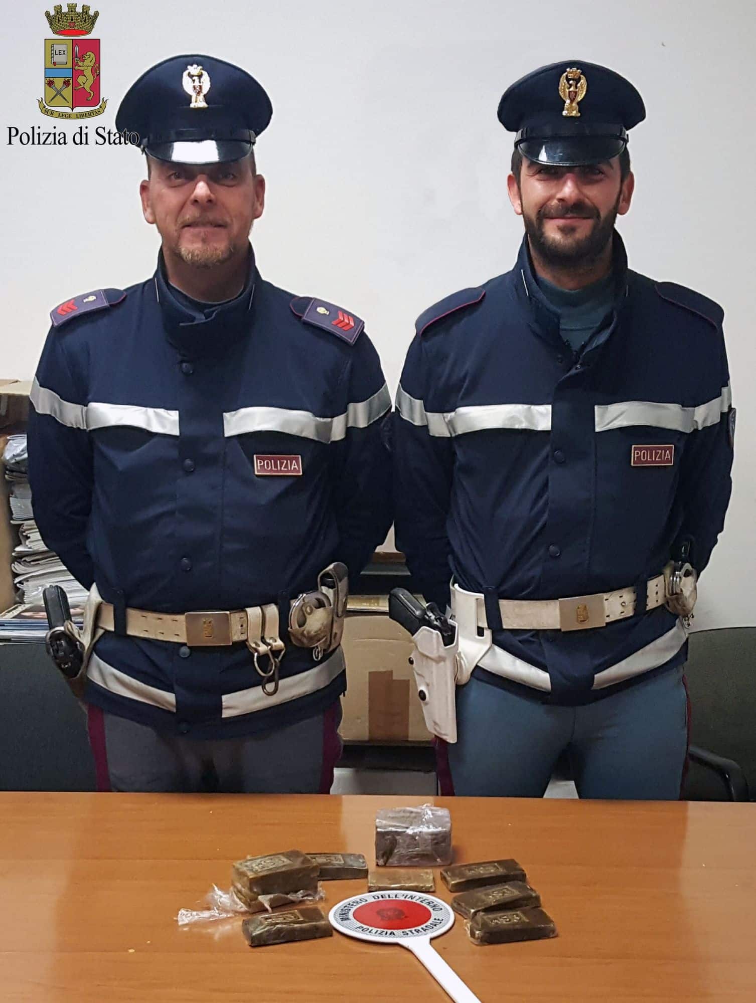 Spacciatore in panne sull’A12: la Polstrada lo soccorre e lo arresta ... Spacciatore in panne sull’A12: la Polstrada lo soccorre e lo arresta ...