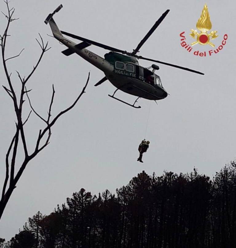 Fiamme tra bosco e case a Piombino, elicotteri in volo e abitanti fuori ...