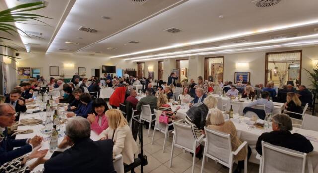 Oltre duecento persone alla cena di Forza Italia in Versilia ... Oltre duecento persone alla cena di Forza Italia in Versilia ...