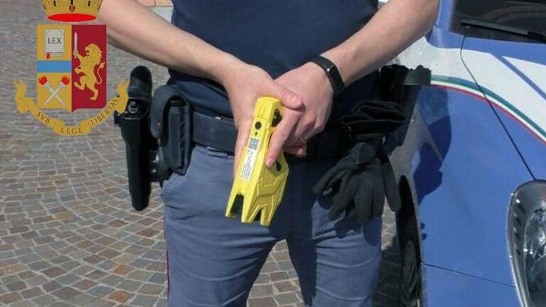 Evade dai domiciliari e minaccia gli agenti con vetri rotti, bloccato ...